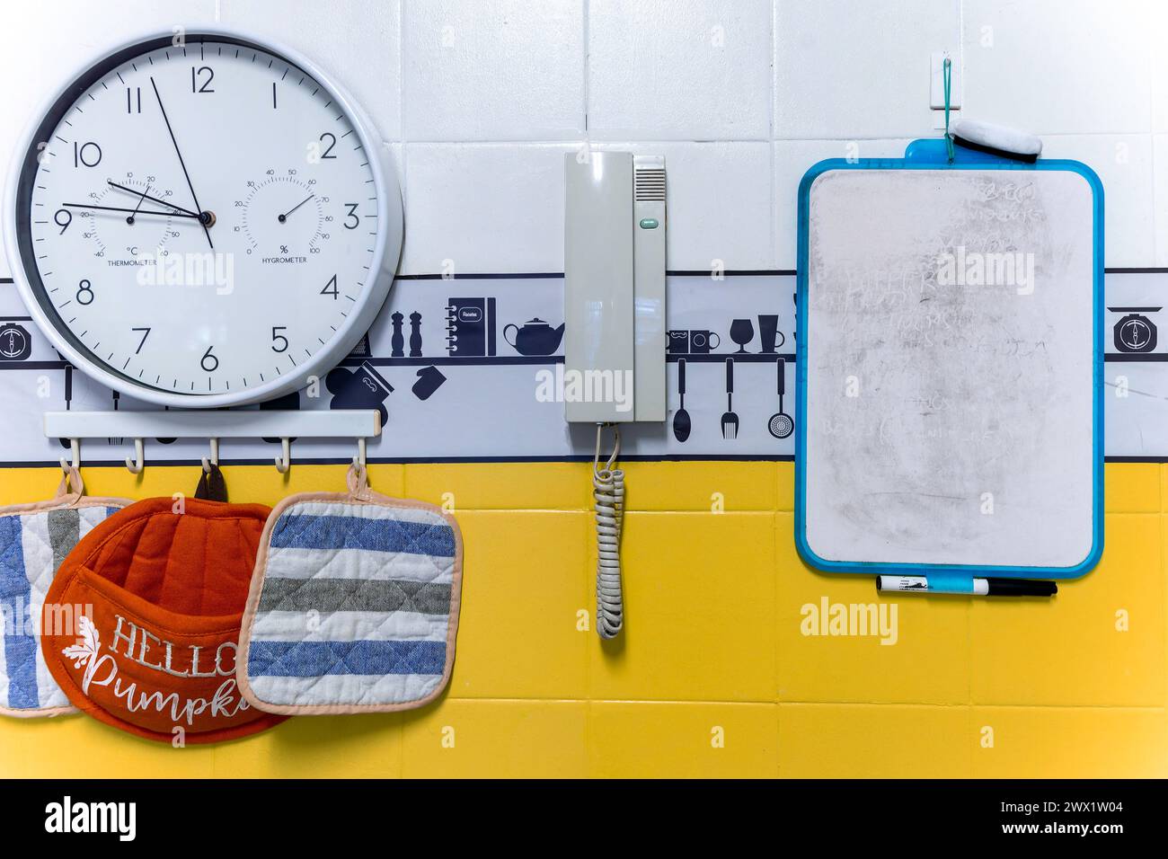 Wall clock and whiteboard hi-res stock photography and images - Alamy