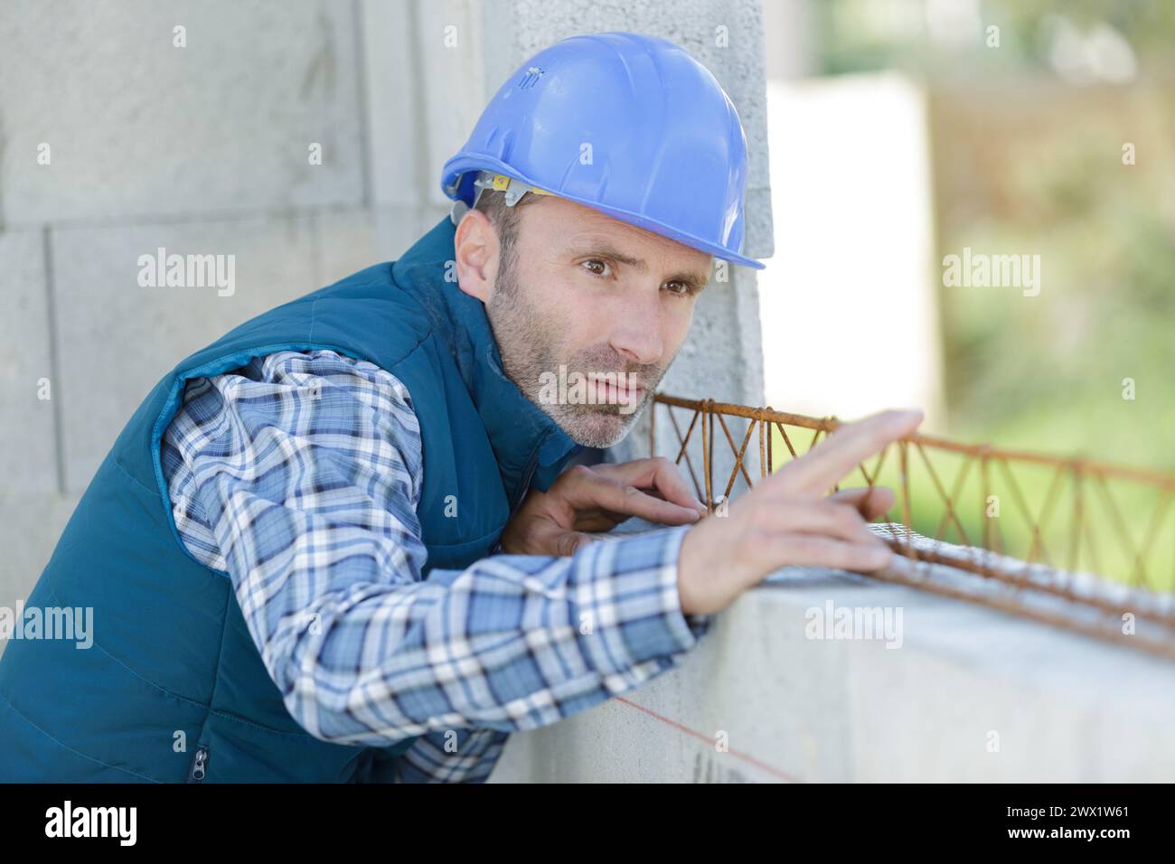 Builders scaffold platform hi-res stock photography and images - Alamy