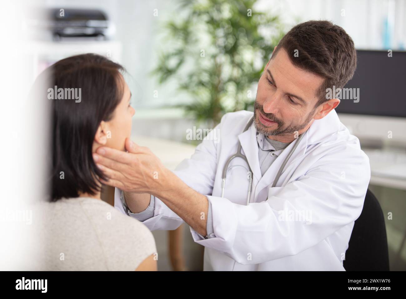 Female doctor communicating patient hi-res stock photography and images ...