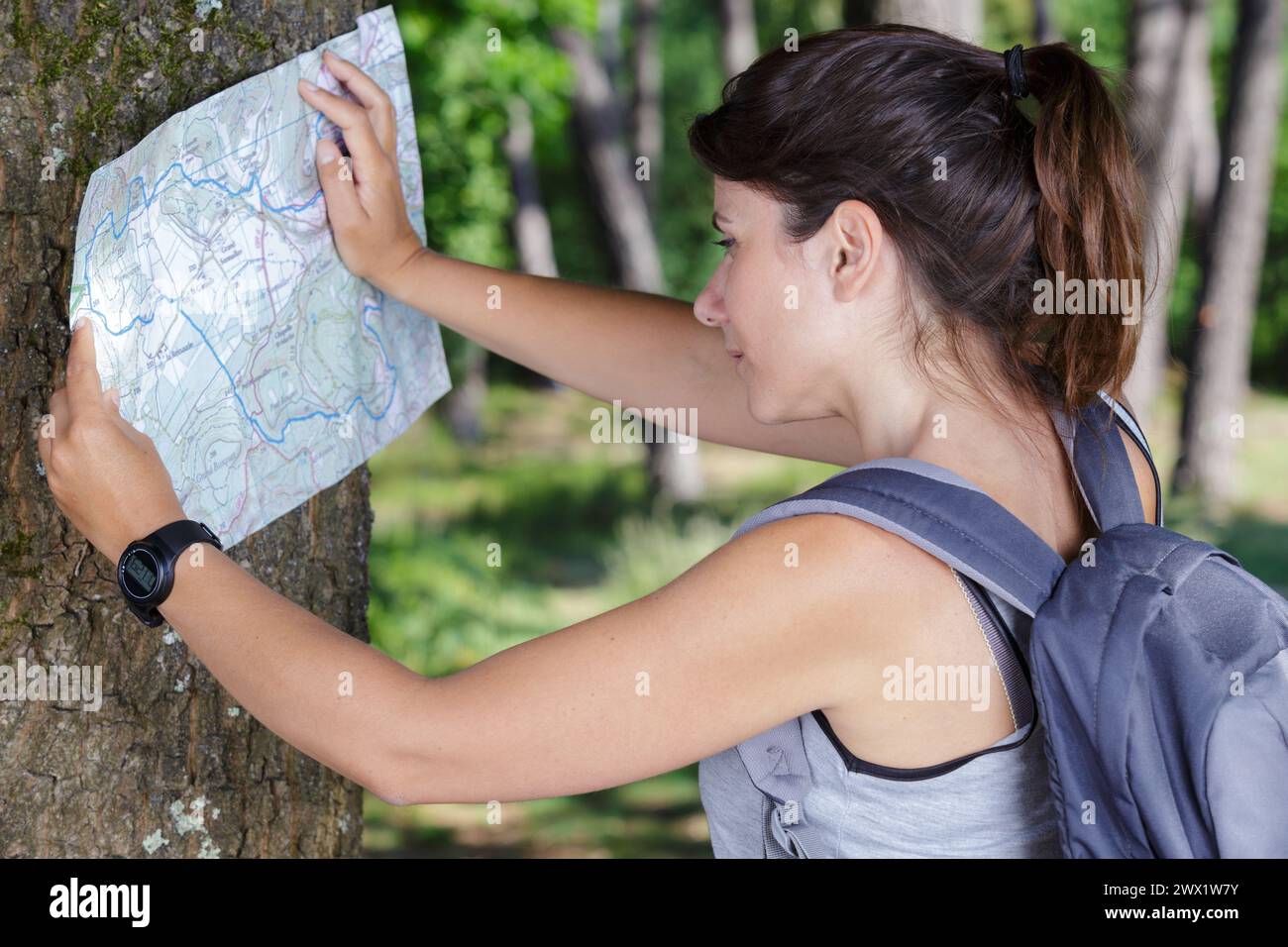 female hiker holding a map Stock Photo - Alamy