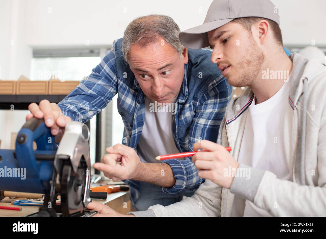 apprentice carpenter using circular saw under supervision Stock Photo ...