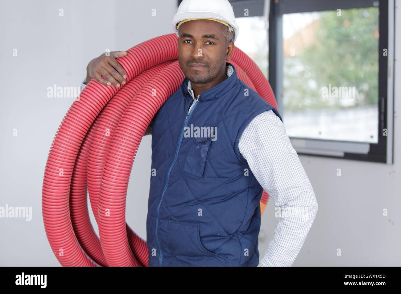 Construction worker carrying pipes hi-res stock photography and images ...