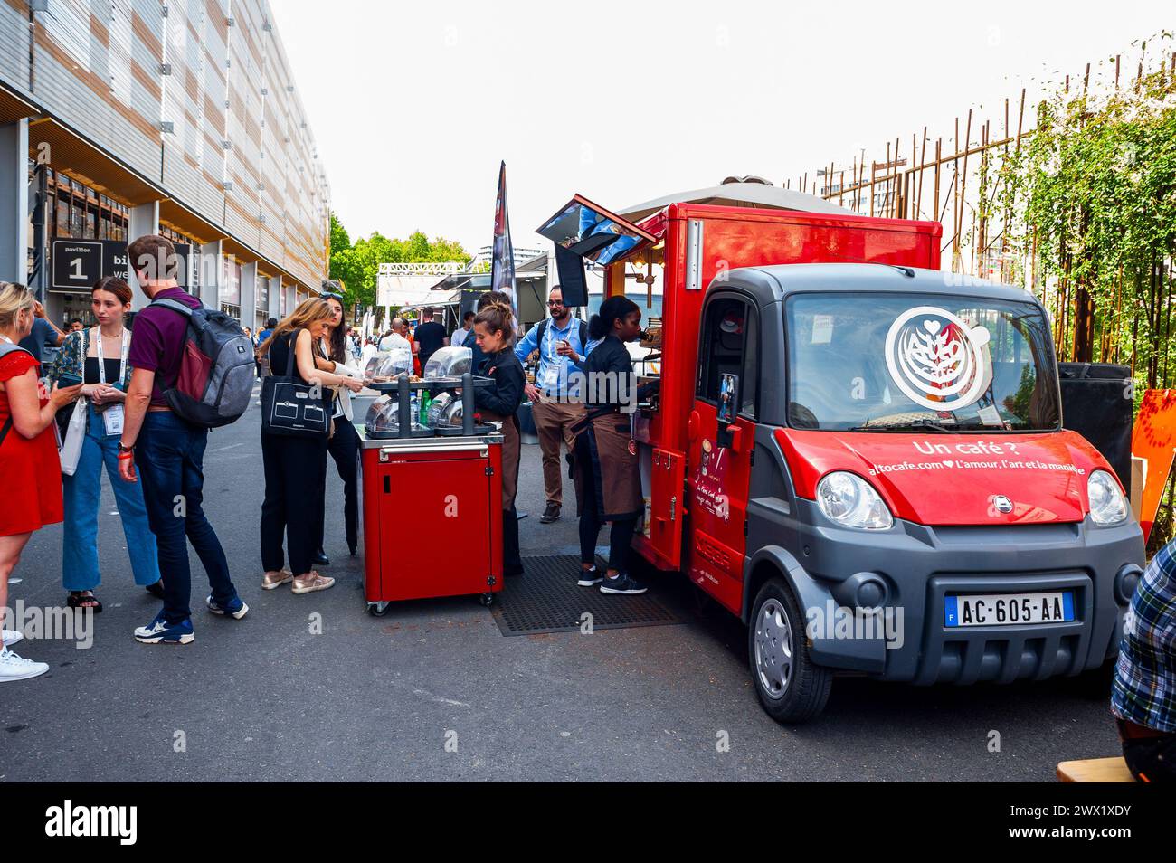 People lining up to buy food hi-res stock photography and images - Alamy