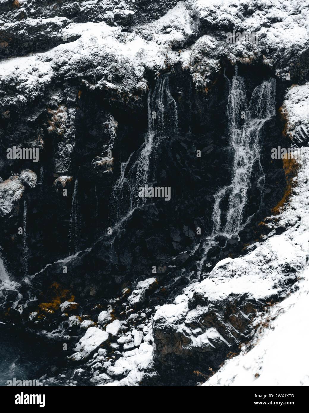 Cliffside with snow hi-res stock photography and images - Alamy