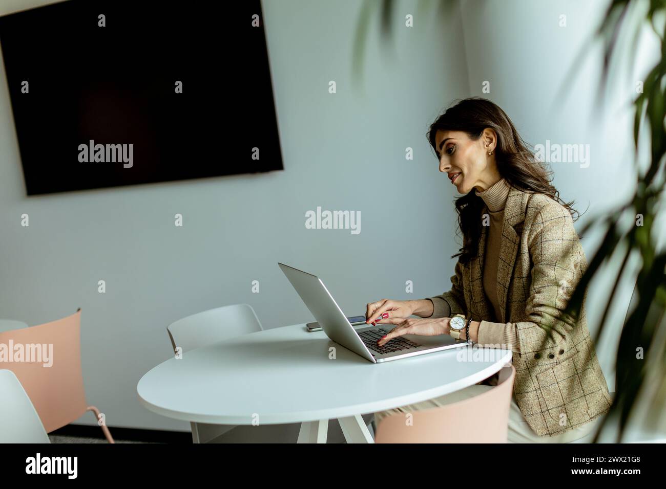 In chic cafe focused woman hi-res stock photography and images - Alamy