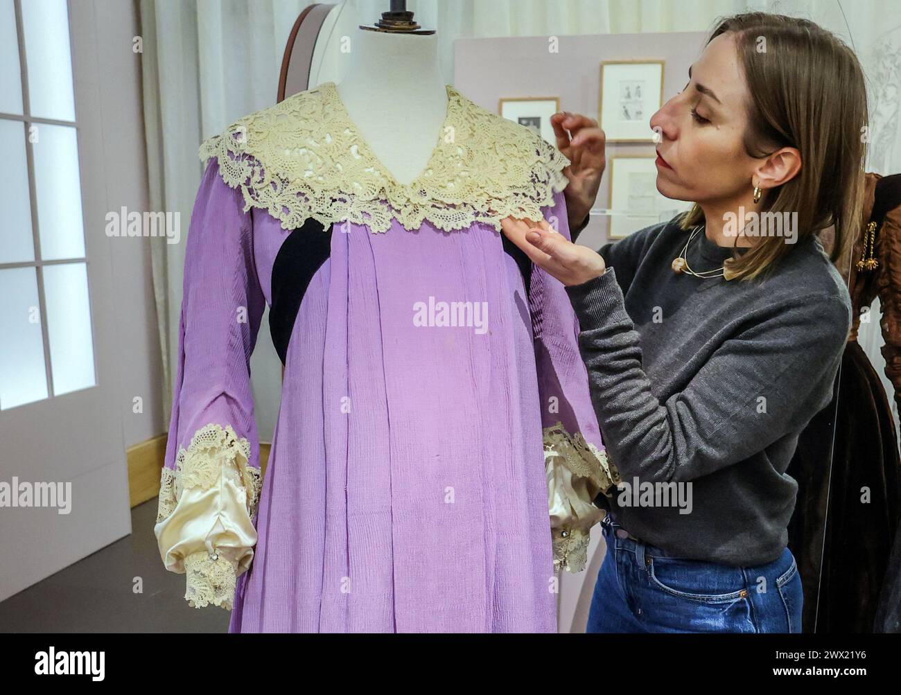 Middle class mother daughter uk hi-res stock photography and images - Alamy