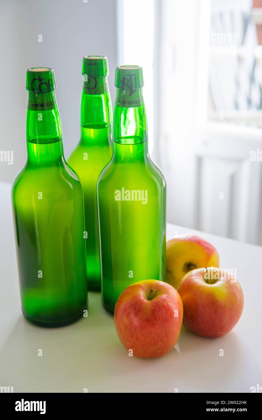 Tres botellas hi-res stock photography and images - Alamy