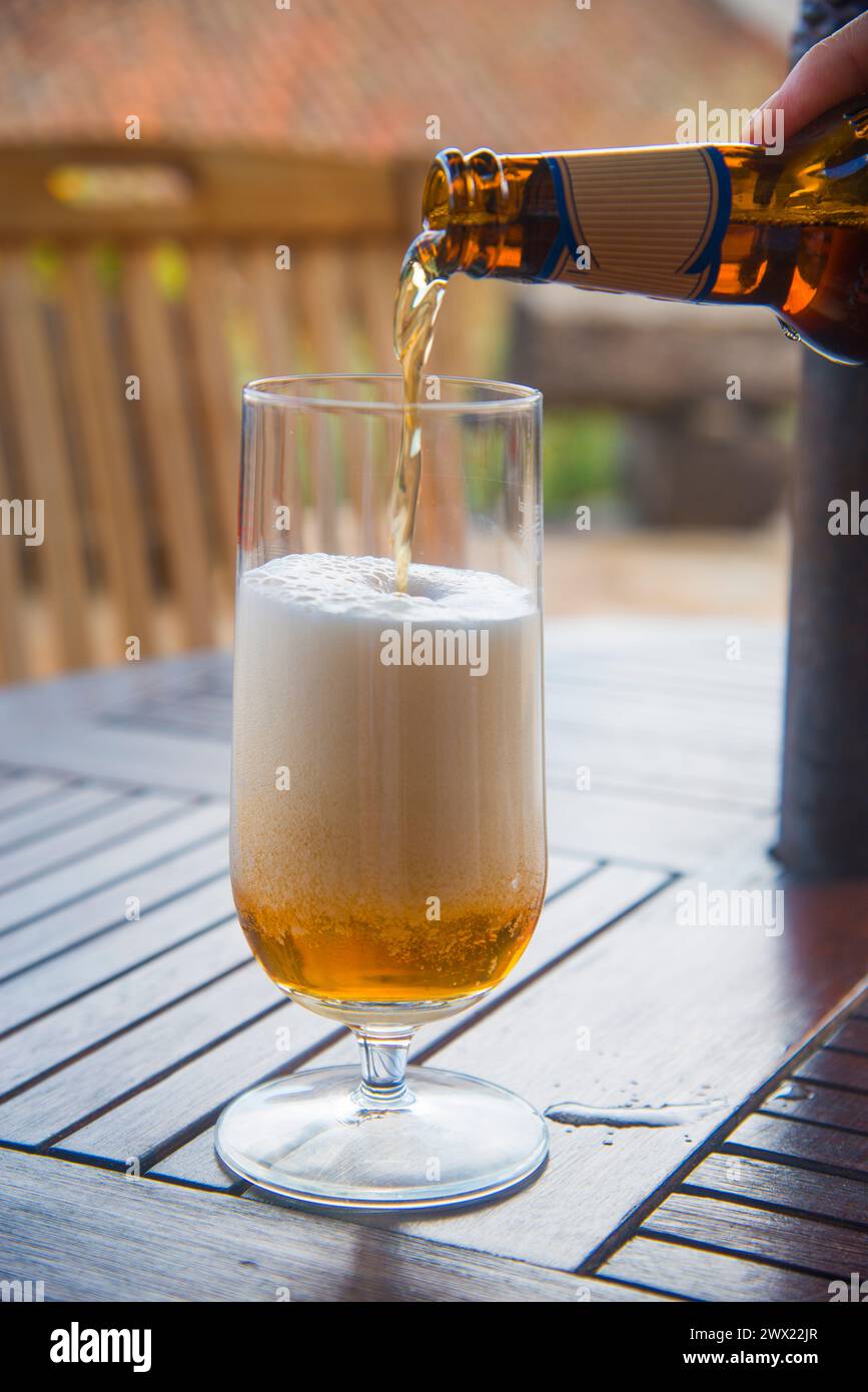 Sirviendo refrescante hi-res stock photography and images - Alamy