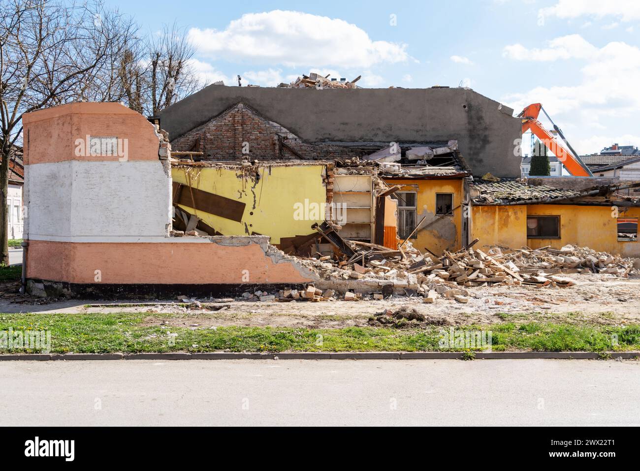 Destroyed private house hi-res stock photography and images - Alamy