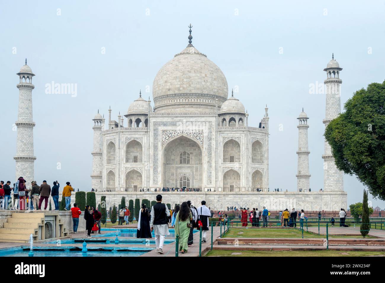 Taj mahal minarett hi-res stock photography and images - Alamy