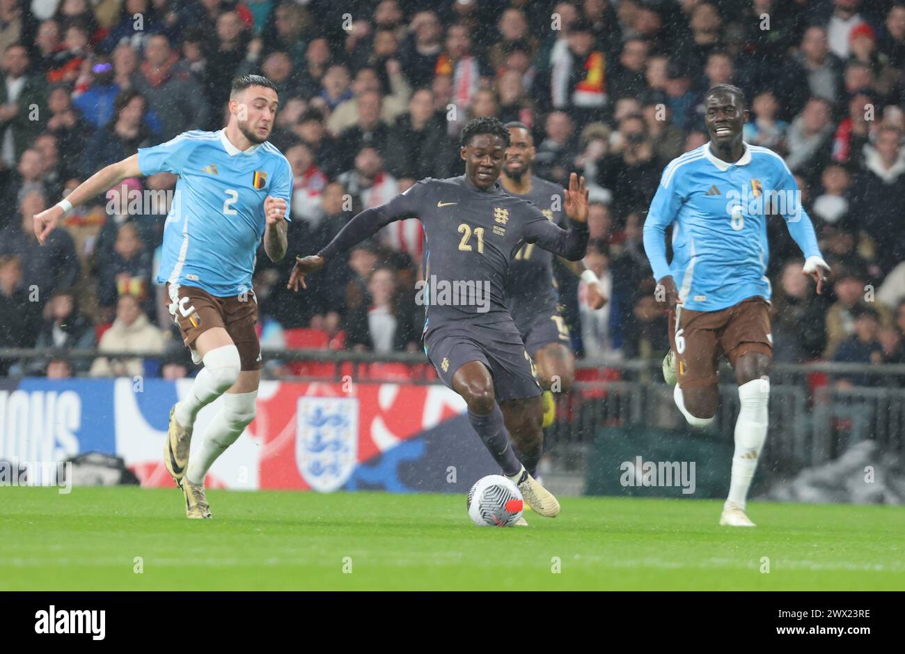 Kobbie Mainoo(Manchester United)of England holds of Zeno Debast ...