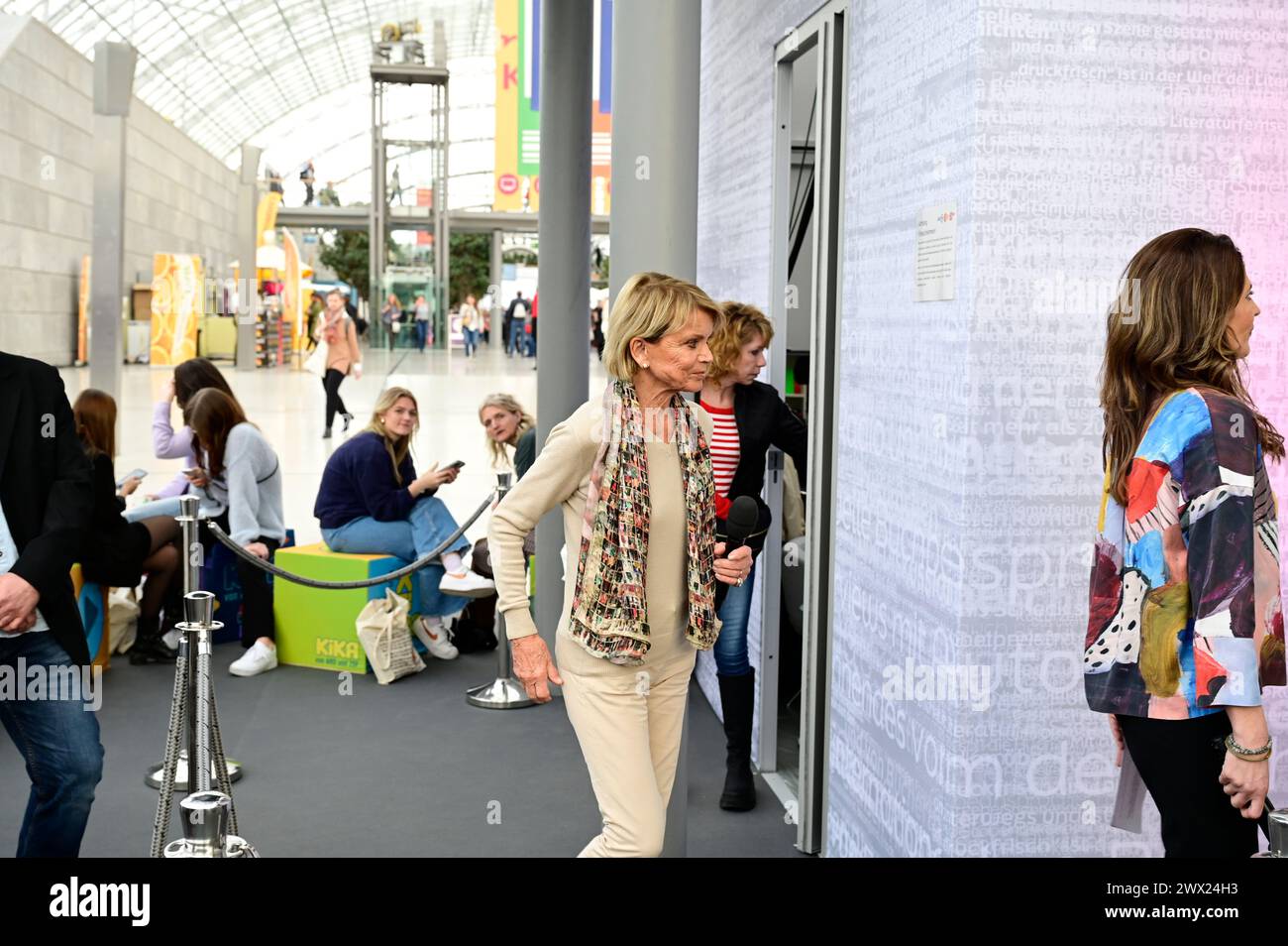 Uschi Glas im Gespräch mit Katty Salié zu ihrem Buch 'Ein Schätzchen ...