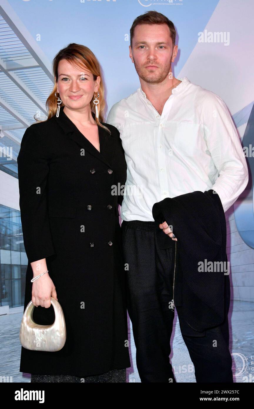 Nina Gummich und Max Wagner bei der Premiere der 4. Staffel der Fernsehserie CharitÃ im Zoo ...