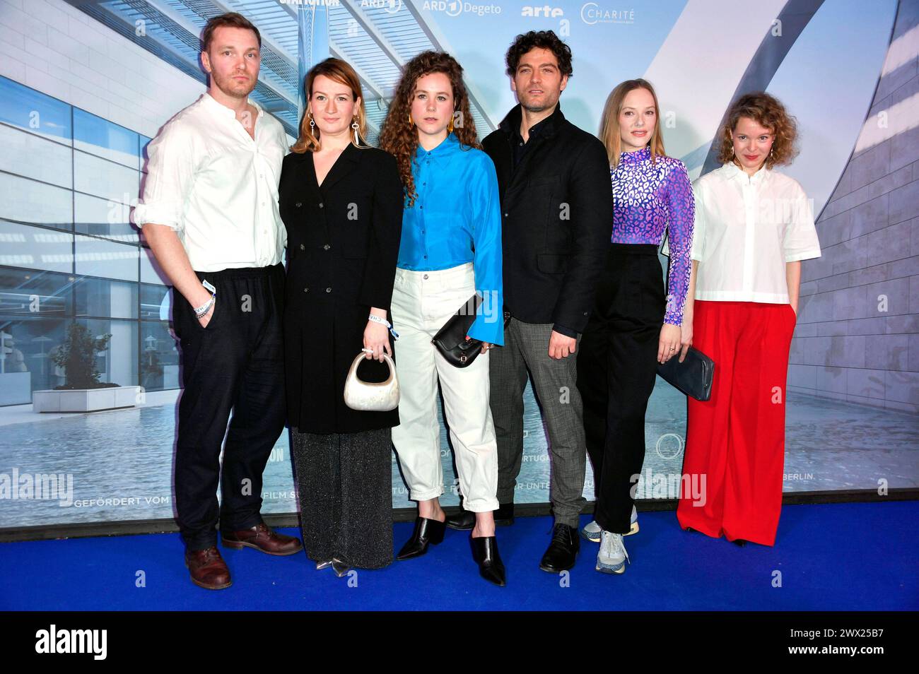 Max Wagner, Nina Gummich, Klara Deutschmann, Timur Isik, Judith Neumann und Angelina Häntsch bei ...