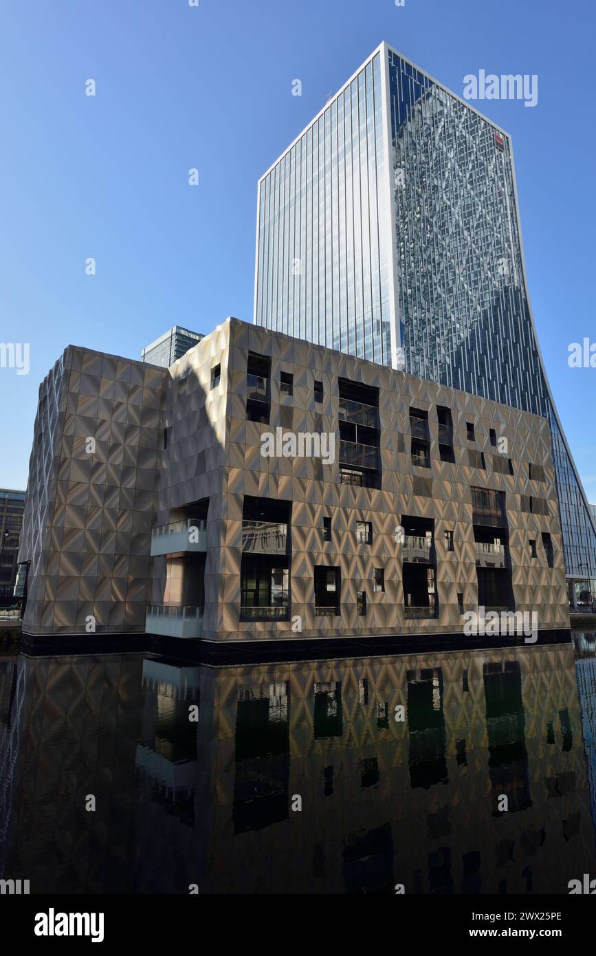 One Bank Street and the Quay Club, Middle Dock, Canary Wharf, Docklands ...