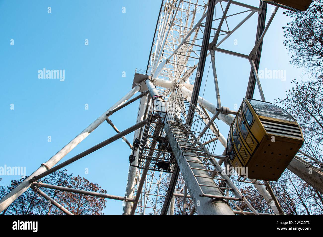A low angle of the complex mechanical structure of a Ferris wheel Stock ...