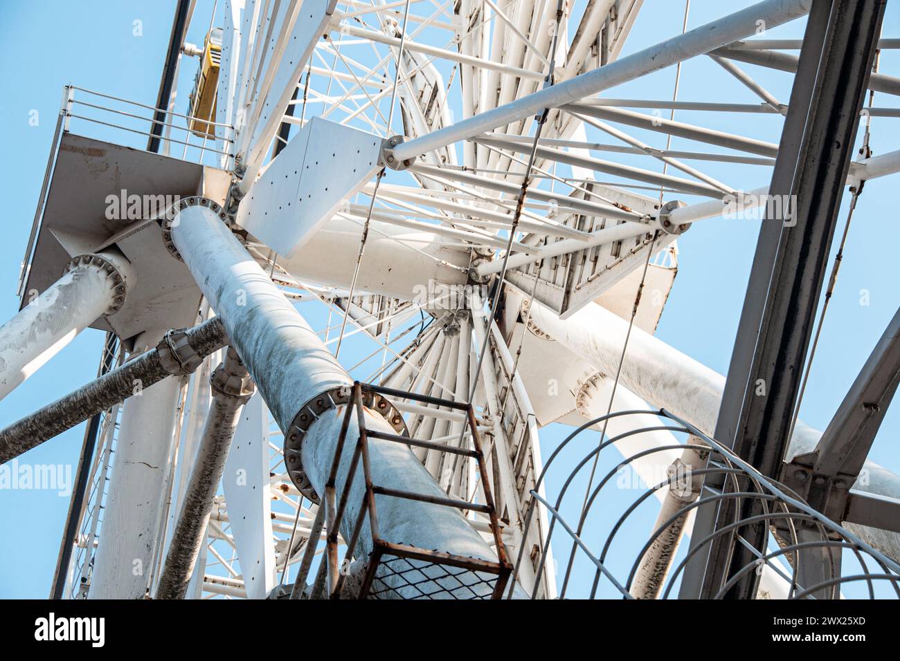 A low angle of the complex mechanical structure of a Ferris wheel Stock ...