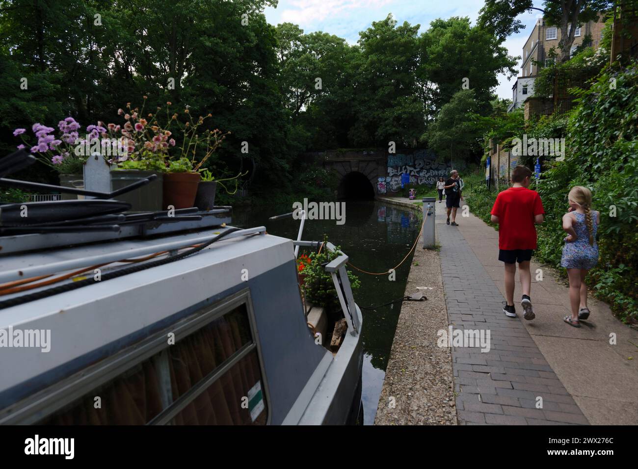 London - 06 03 2022: Teenagers walk along the Regent's Canal Walk at ...