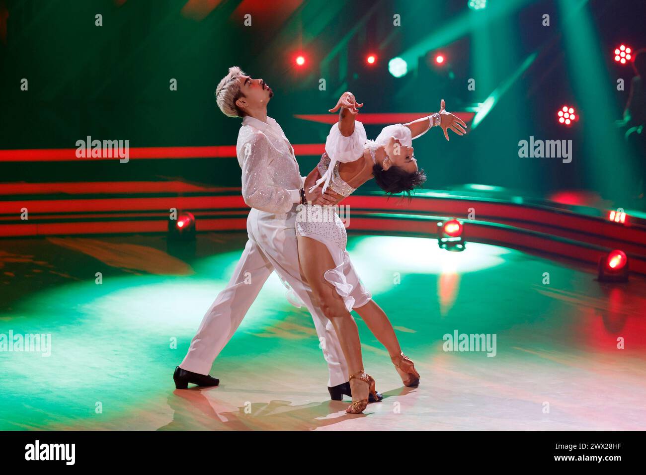 Comedian Tony Bauer und Tänzerin Anastasia Stan in der vierten Live ...