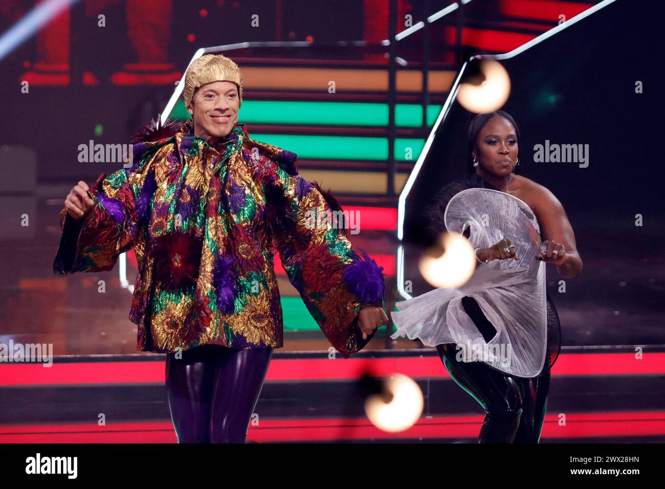 Die Juroren Jorge Gonzalez und Motsi Mabuse in der vierten Live-Show bei der 17. Staffel der RTL ...