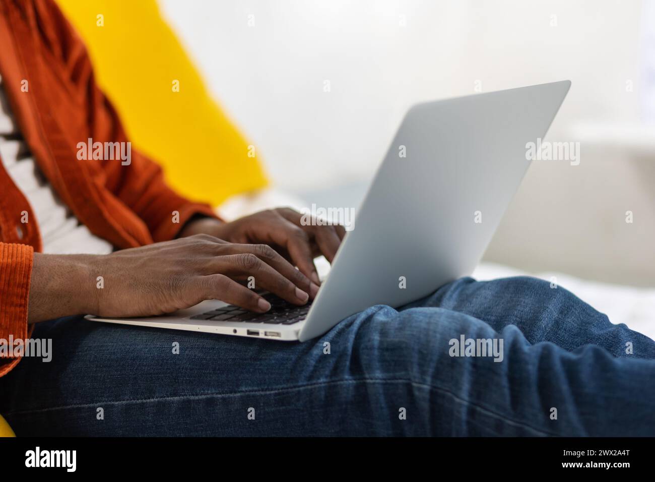 Dark skinned hands typing hi-res stock photography and images - Alamy
