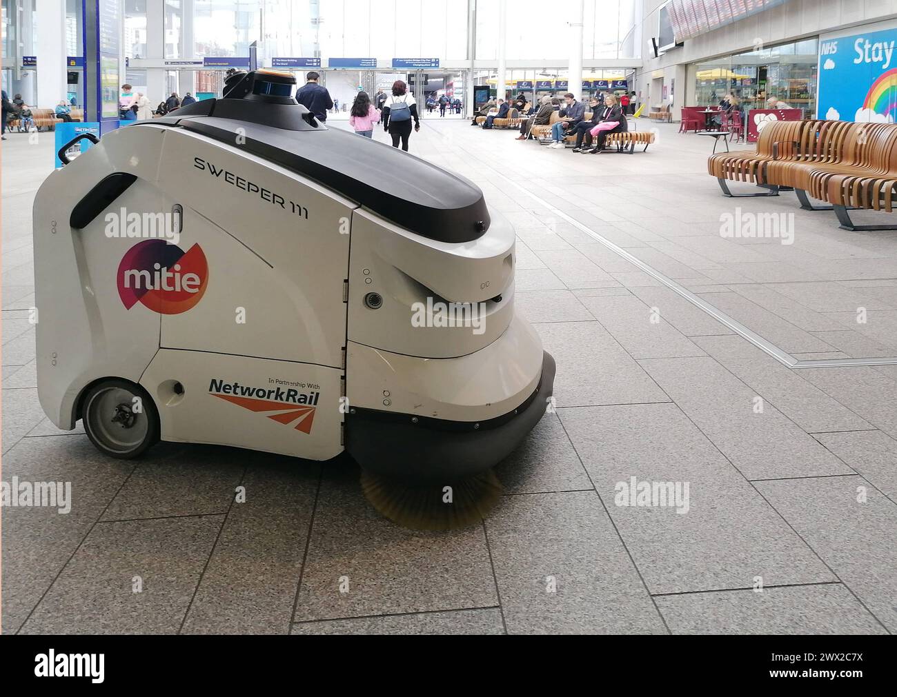 London, Großbritannien. Reinigungsroboter im Bahnhof London Bridge ...
