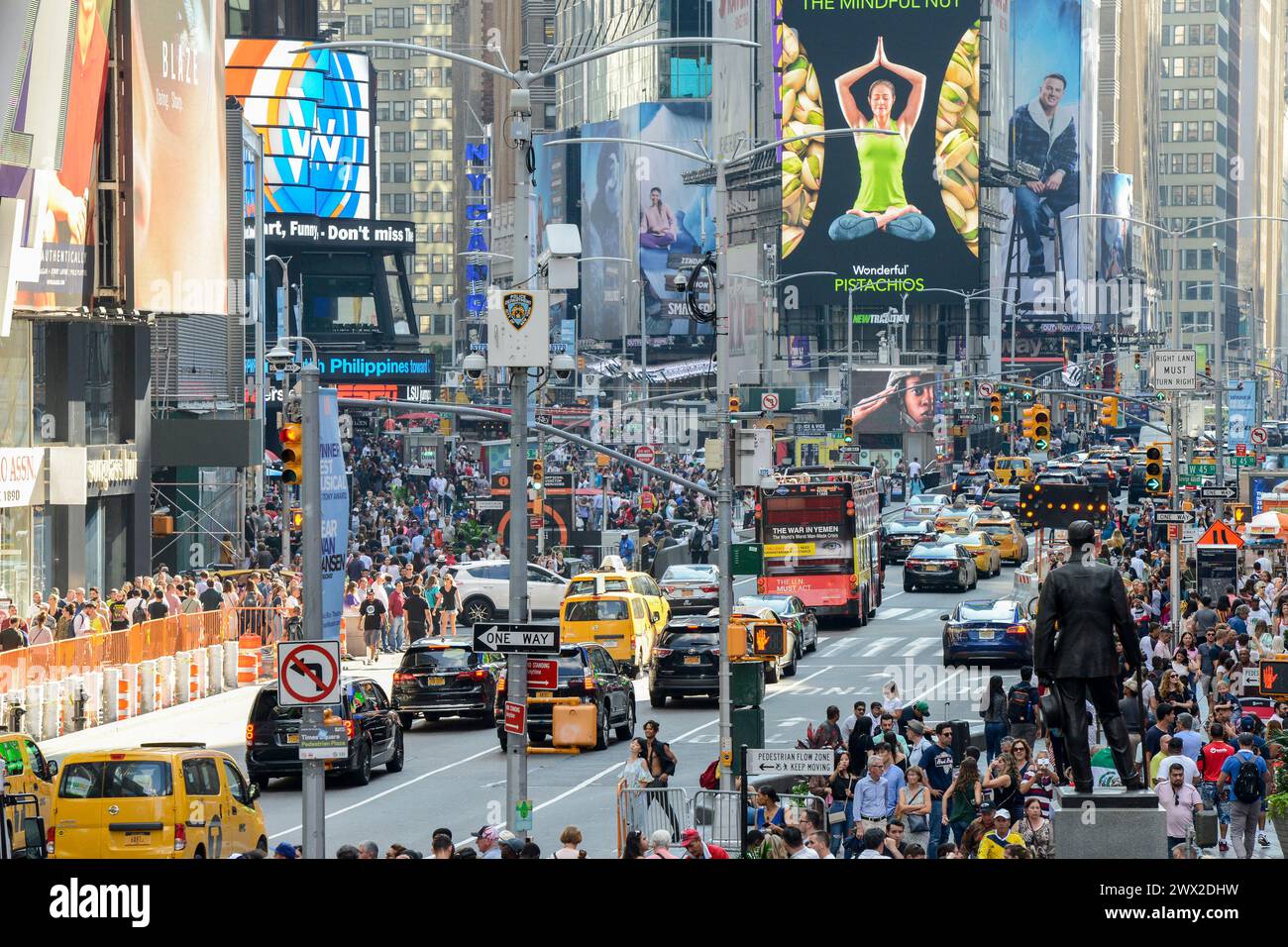 USA, New York City, Manhattan, Time square at crossing Broadway und ...
