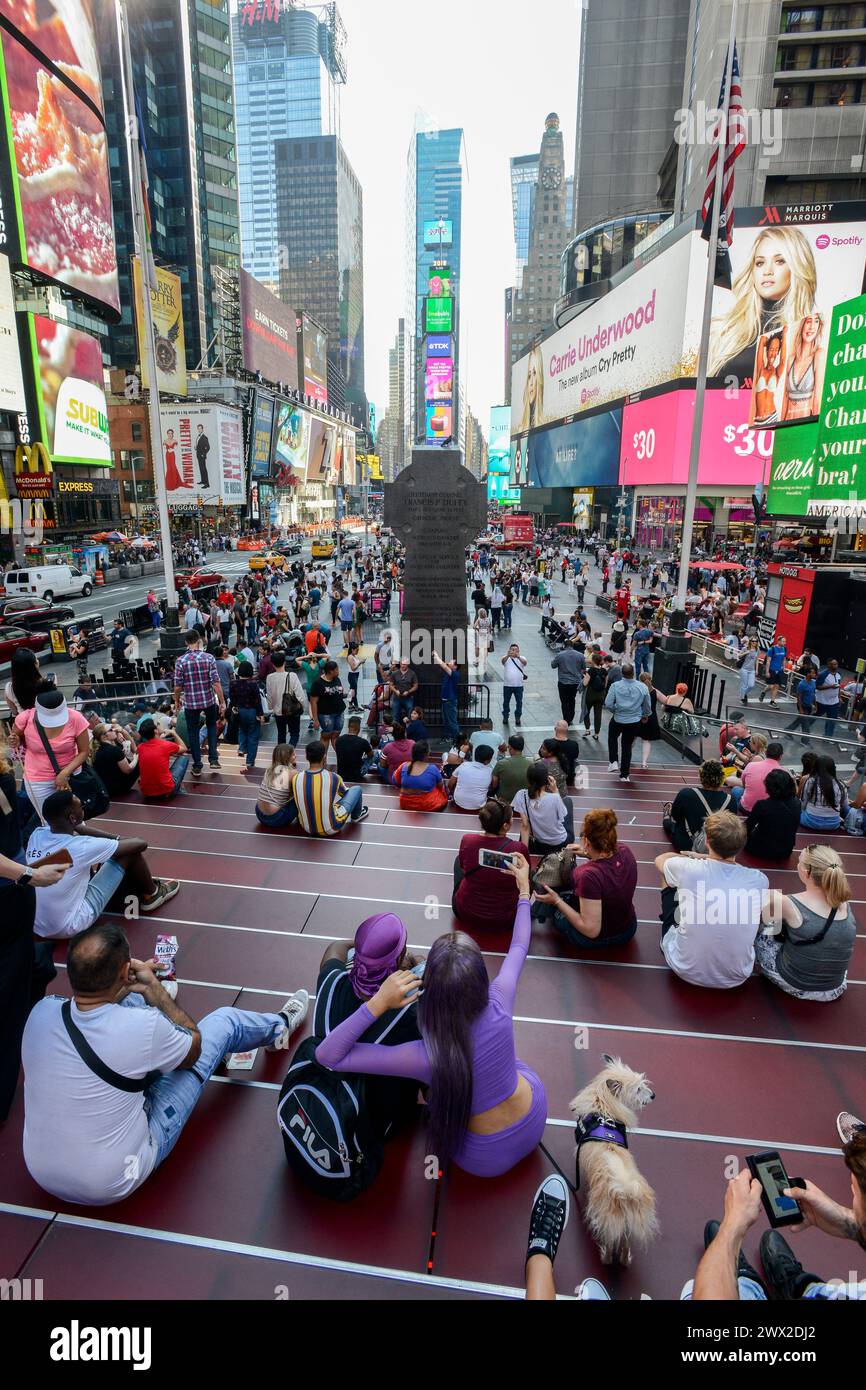 Shopping square kleidung hi-res stock photography and images - Alamy