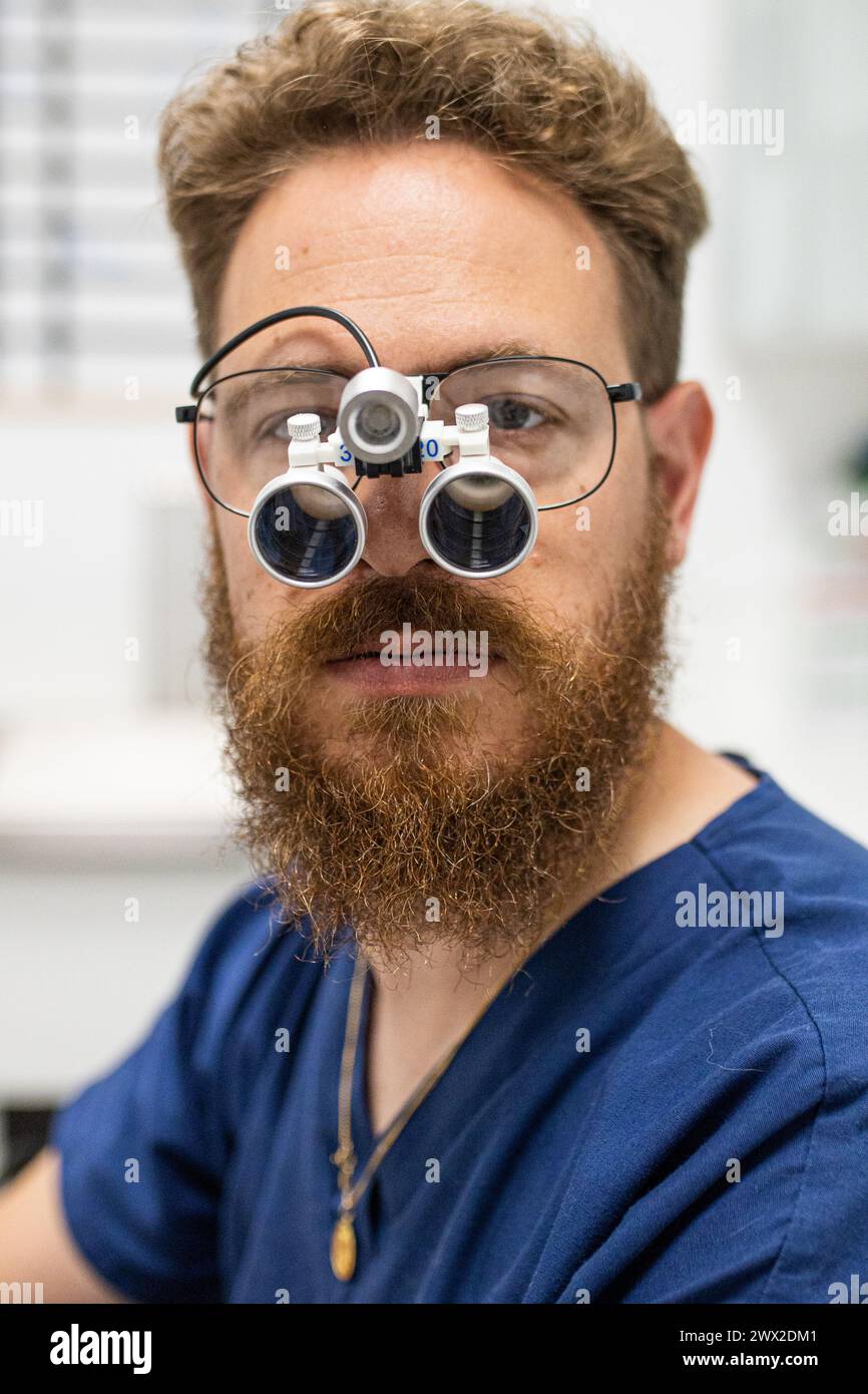 Surgical magnifying glasses hi-res stock photography and images - Alamy