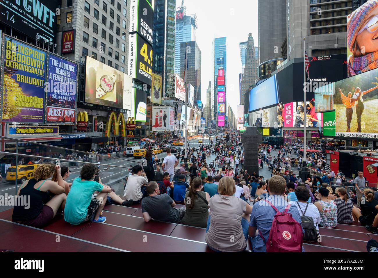 USA, New York City, Manhattan, Time square at crossing Broadway und ...
