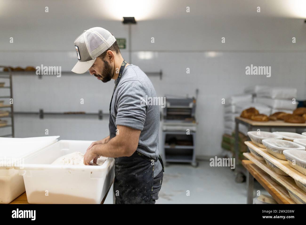 Bakers uniform hi-res stock photography and images - Alamy
