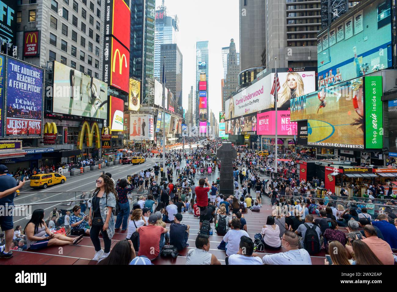 USA, New York City, Manhattan, Time square at crossing Broadway und ...