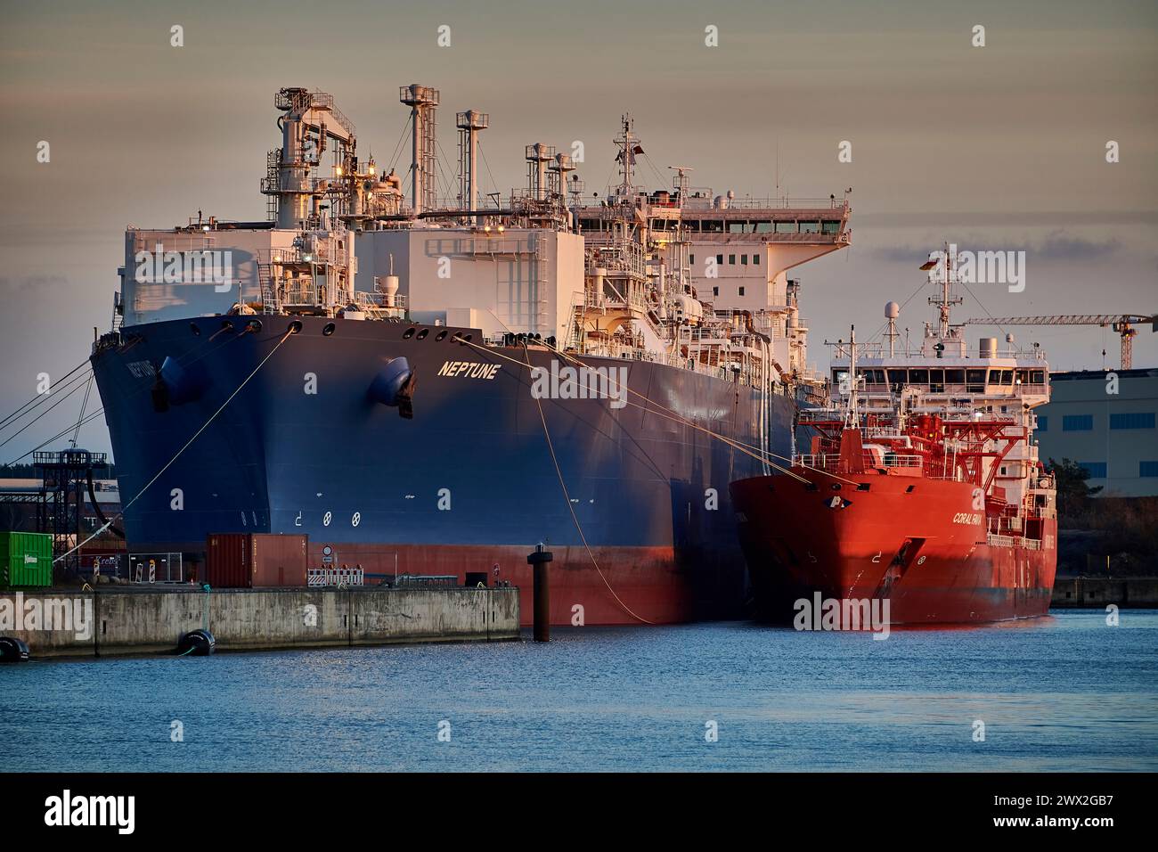 Lng regasification terminal hi-res stock photography and images - Alamy