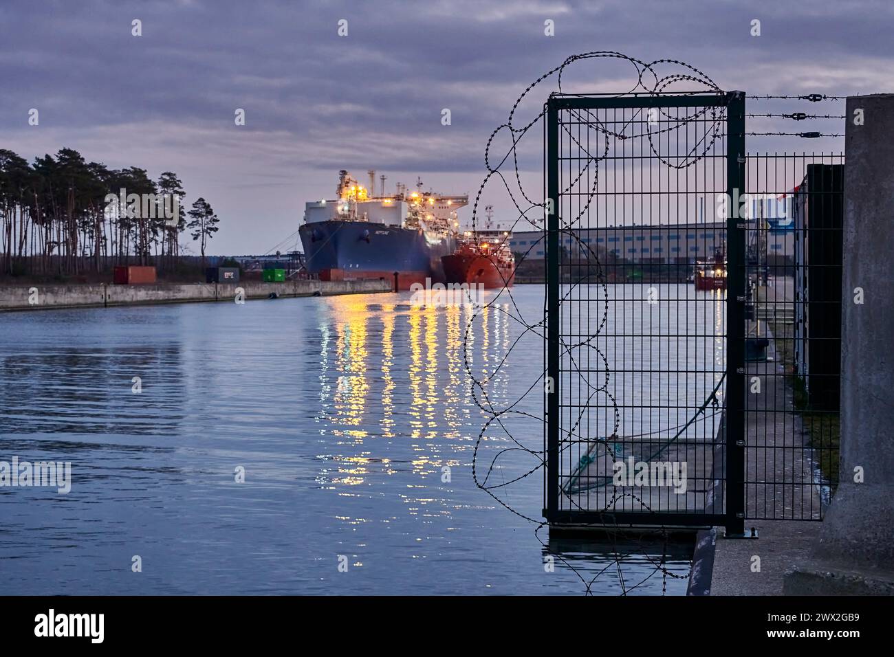 Lng regasification terminal hi-res stock photography and images - Alamy
