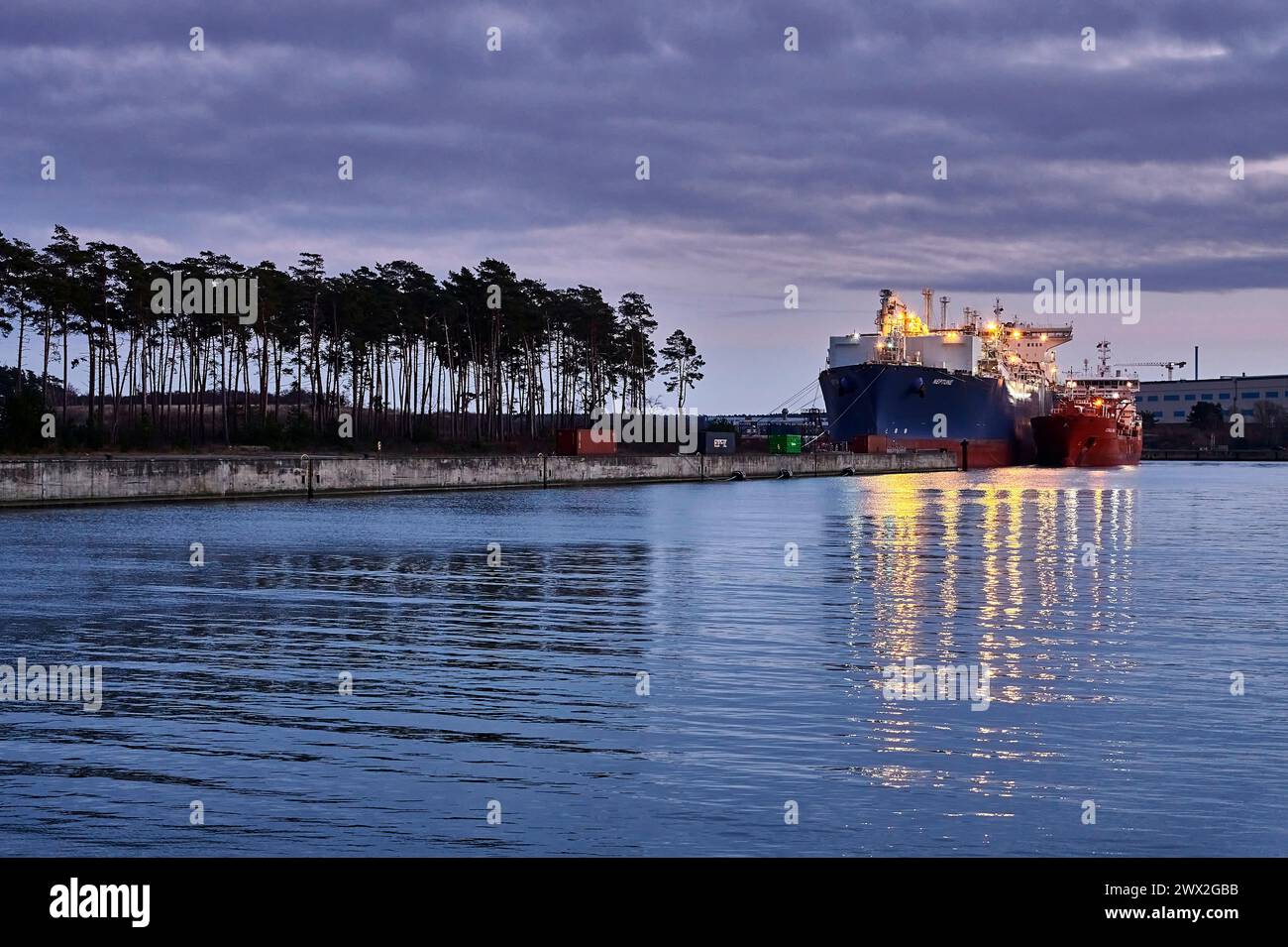 Lng regasification terminal hi-res stock photography and images - Alamy
