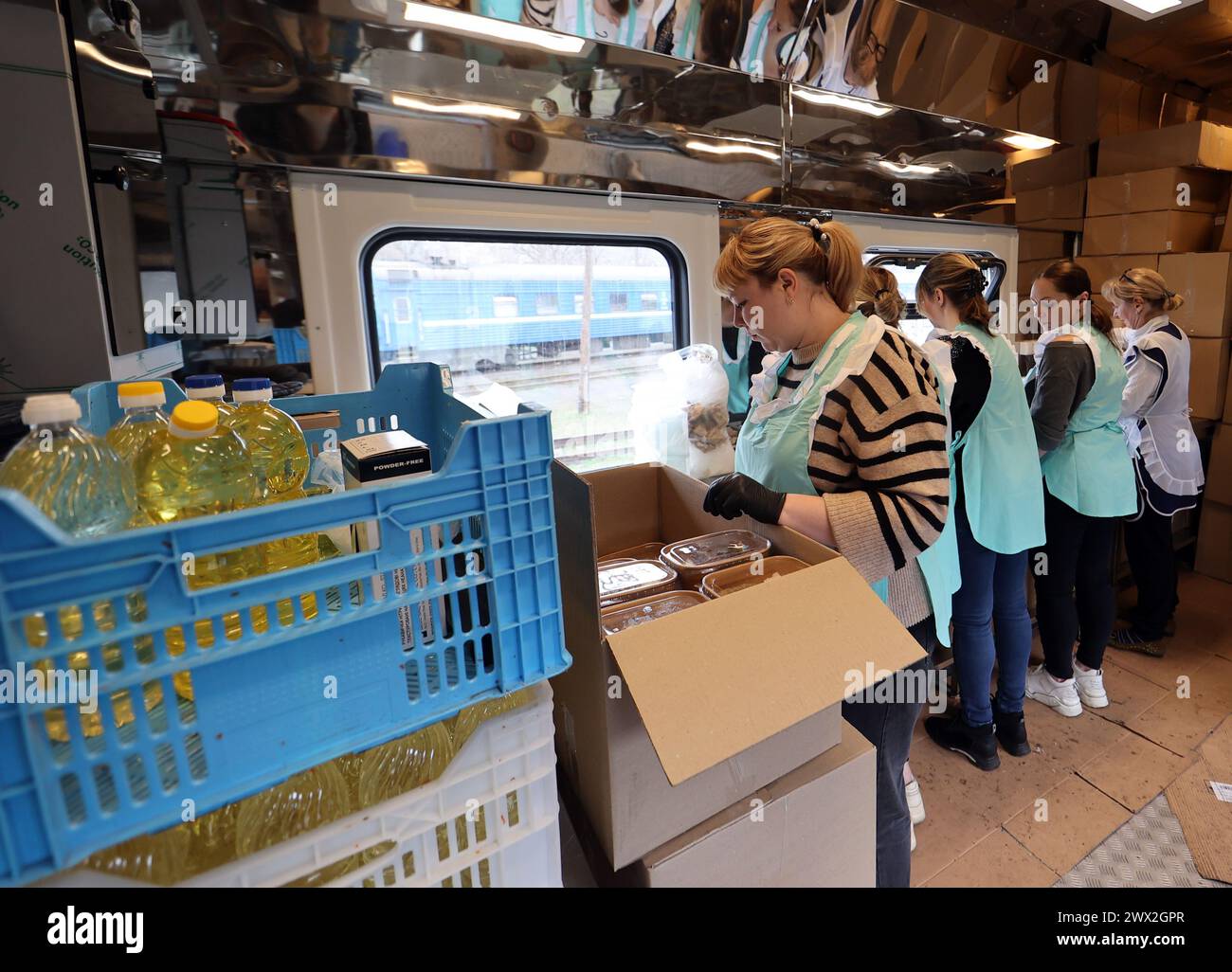Non Exclusive: KHARKIV, UKRAINE - MARCH 26, 2024 - Cooks put containers ...