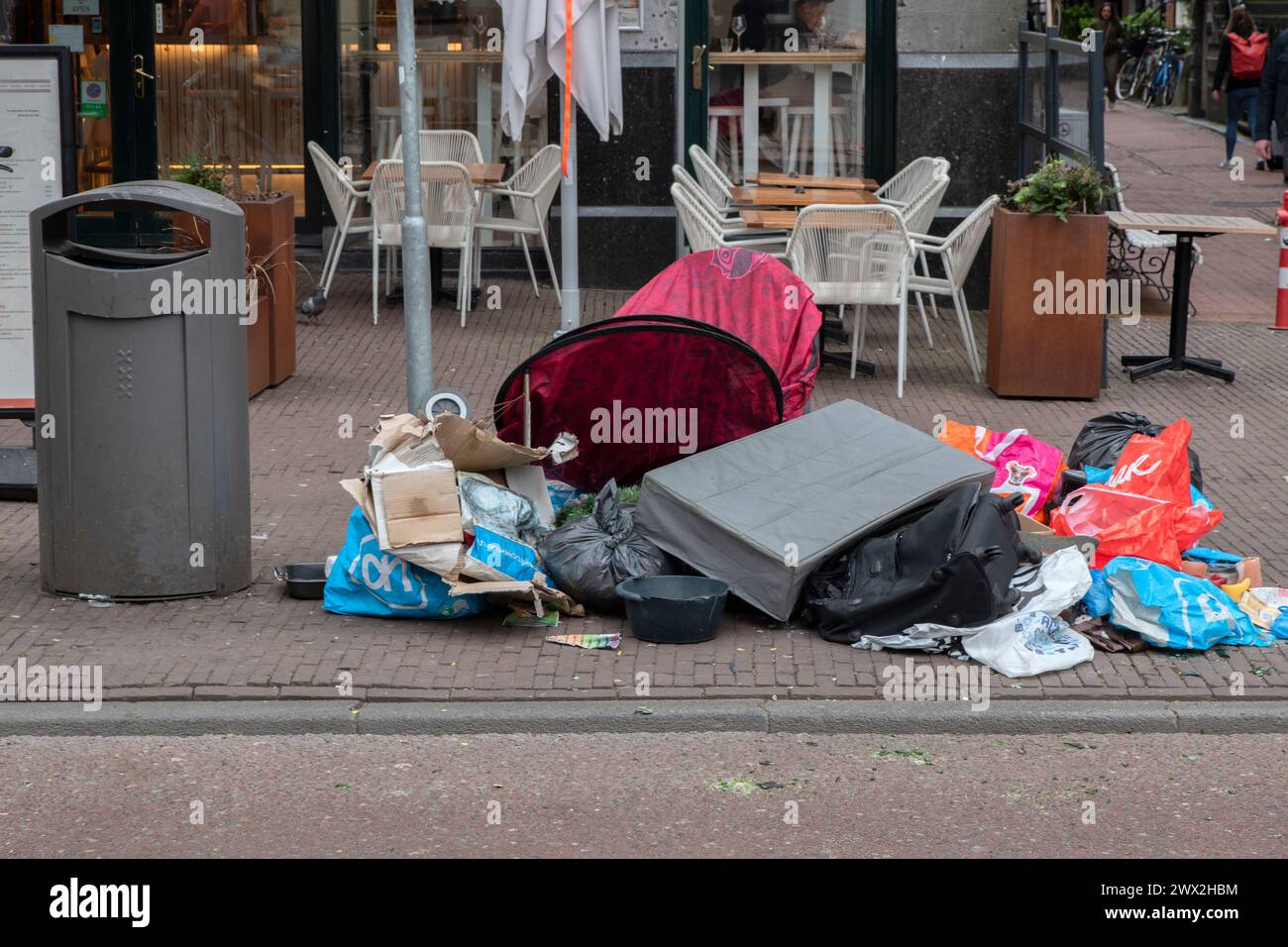 Amsterdam holland rubbish litter hi-res stock photography and images ...