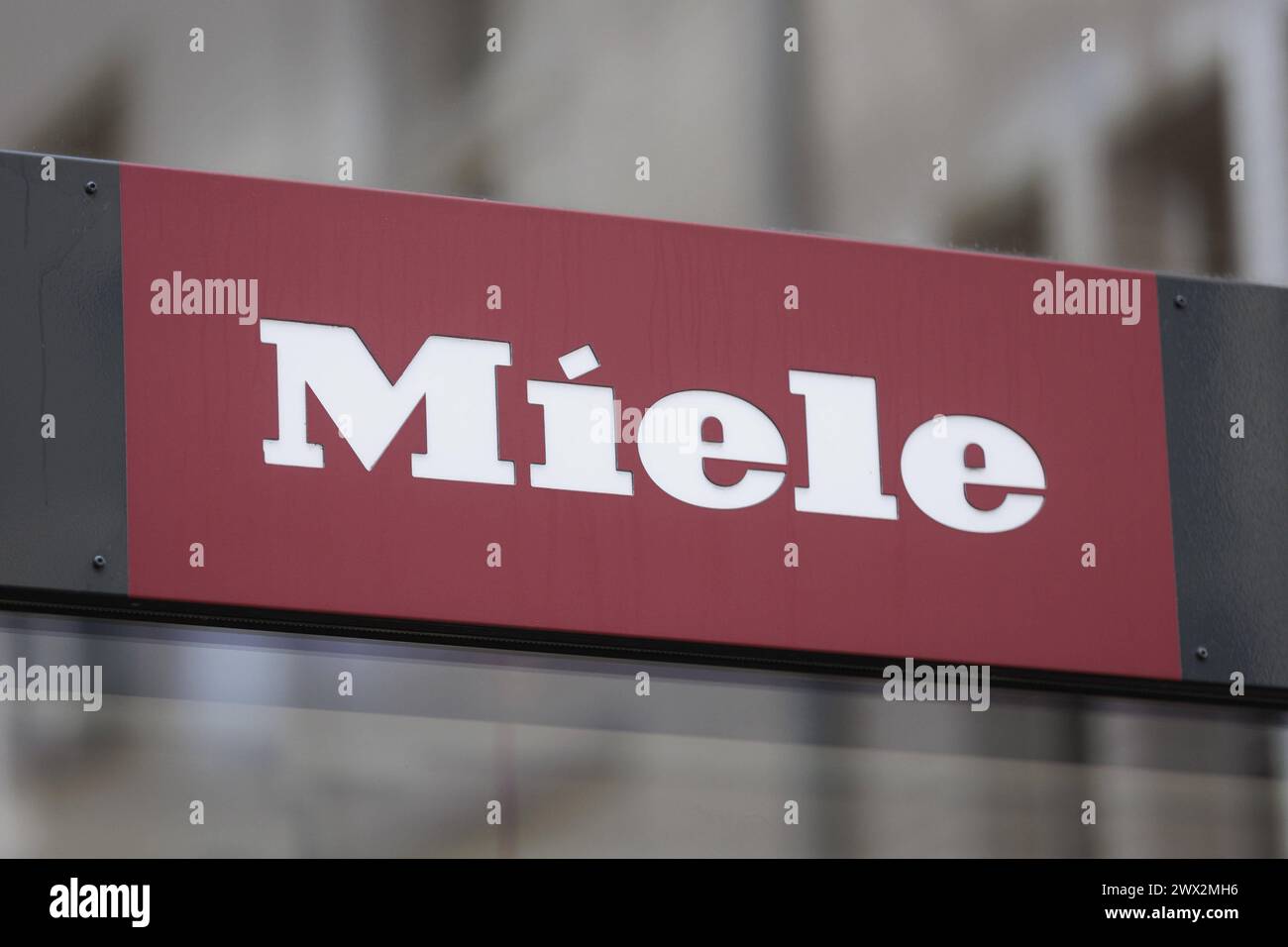 Miele Logo ueber einem Laden, in Berlin, 27.03.2024. Berlin Deutschland ...