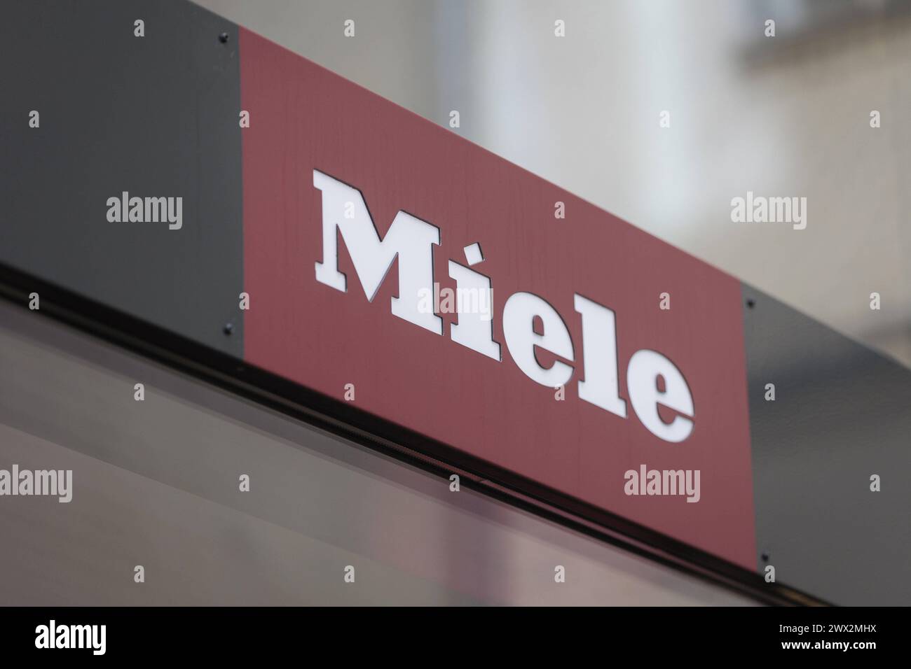Miele Logo ueber einem Laden, in Berlin, 27.03.2024. Berlin Deutschland ...