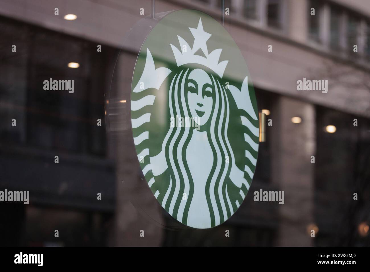 Starbucks Logo von einem Cafe in Berlin, 27.03.2024. Berlin Deutschland ...