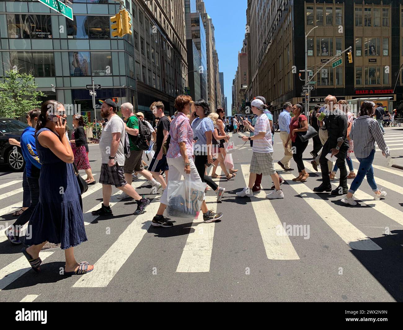 People using a crosswalk in new york city hi-res stock photography and ...