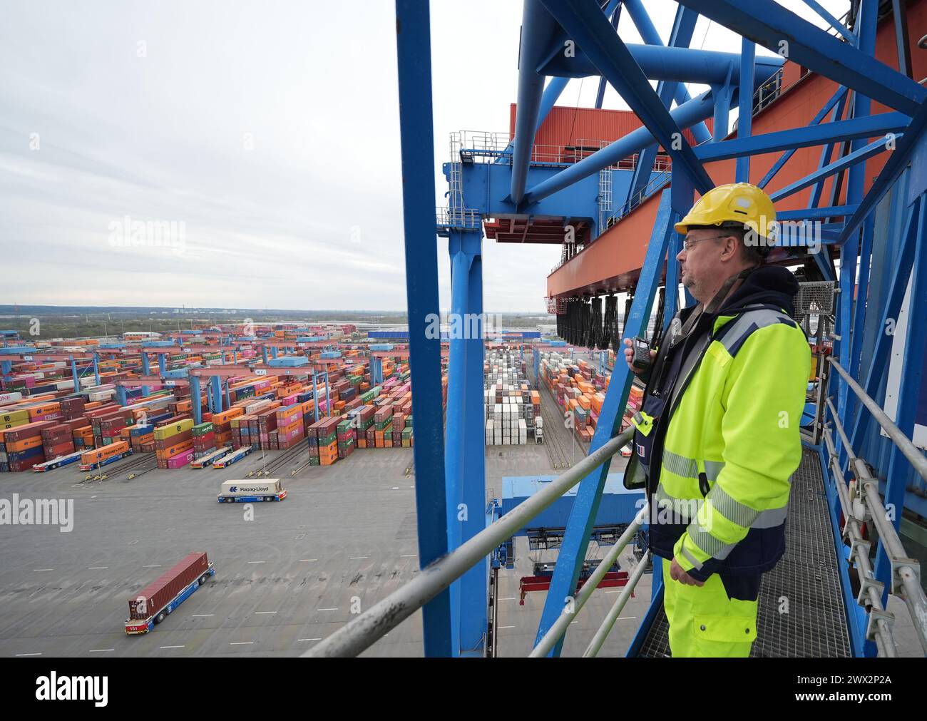 Gantry crane operator hi-res stock photography and images - Alamy