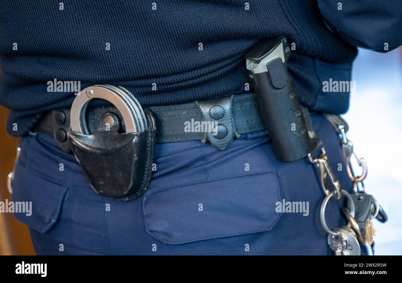 PRODUCTION - 27 March 2024, Berlin: Handcuffs are attached to the belt ...