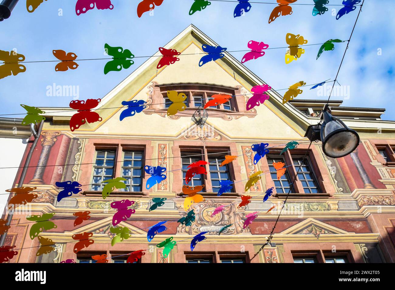 Altstadt von Selestat Schlettstadt mit praechtig bemalten Fassaden ...