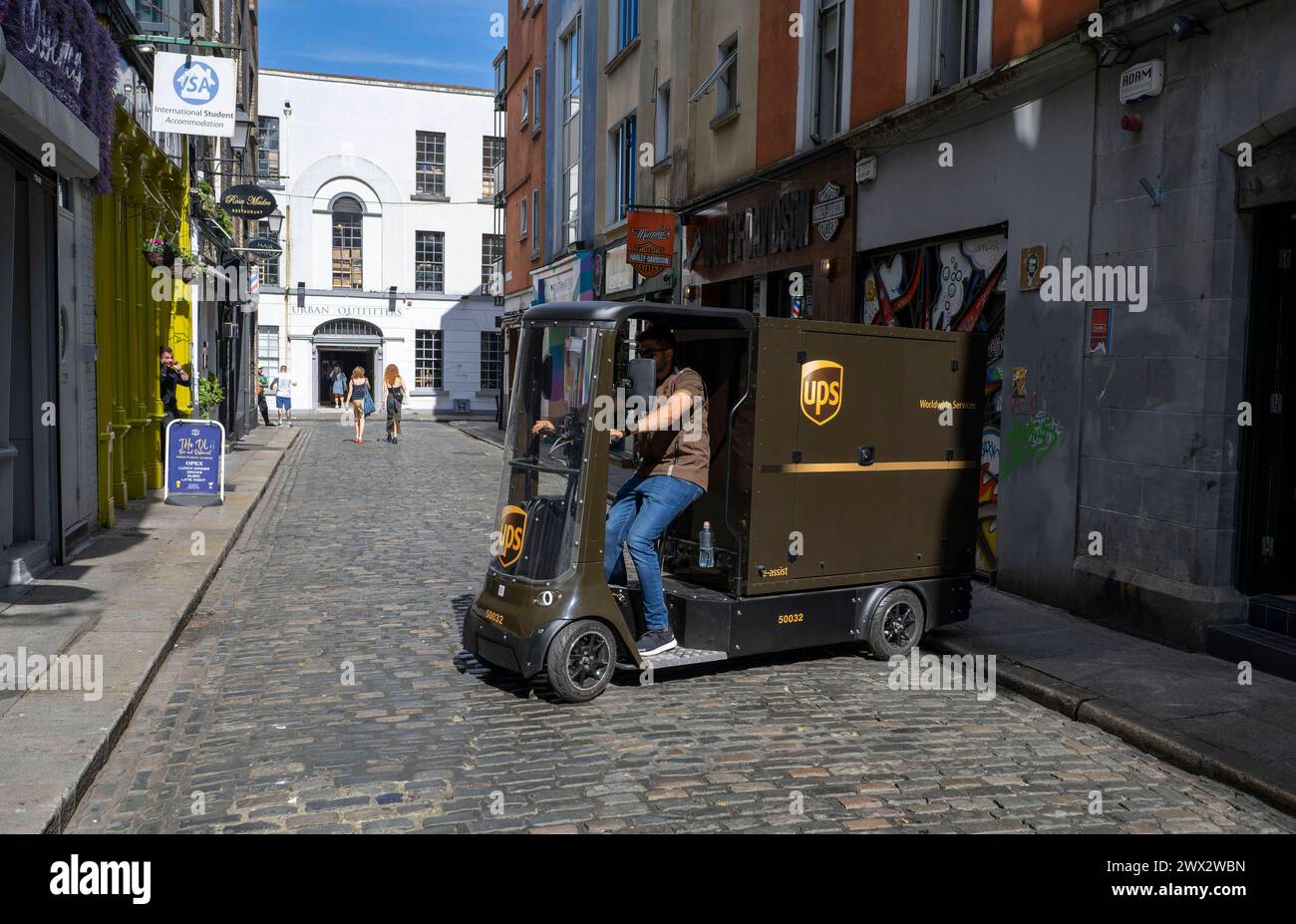 08.09.2023, Dublin, Hauptstadt Irlands, Ein Spezial-Fahrzeug des Paket ...