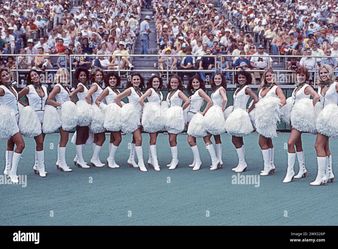 Nfl cheerleaders hi-res stock photography and images - Alamy