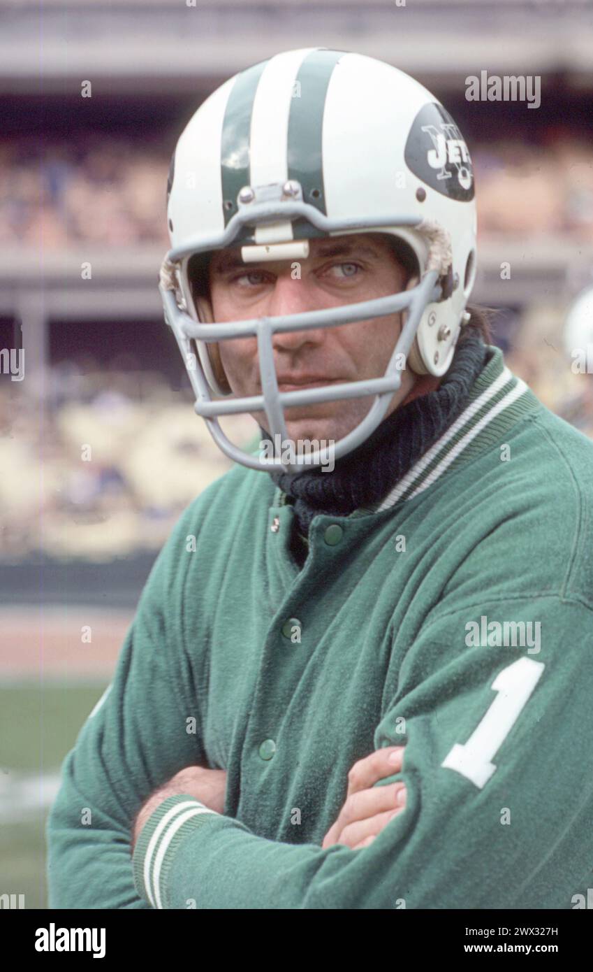 The great Joe Namath on the sidelines of a Jets football game in 1976 ...