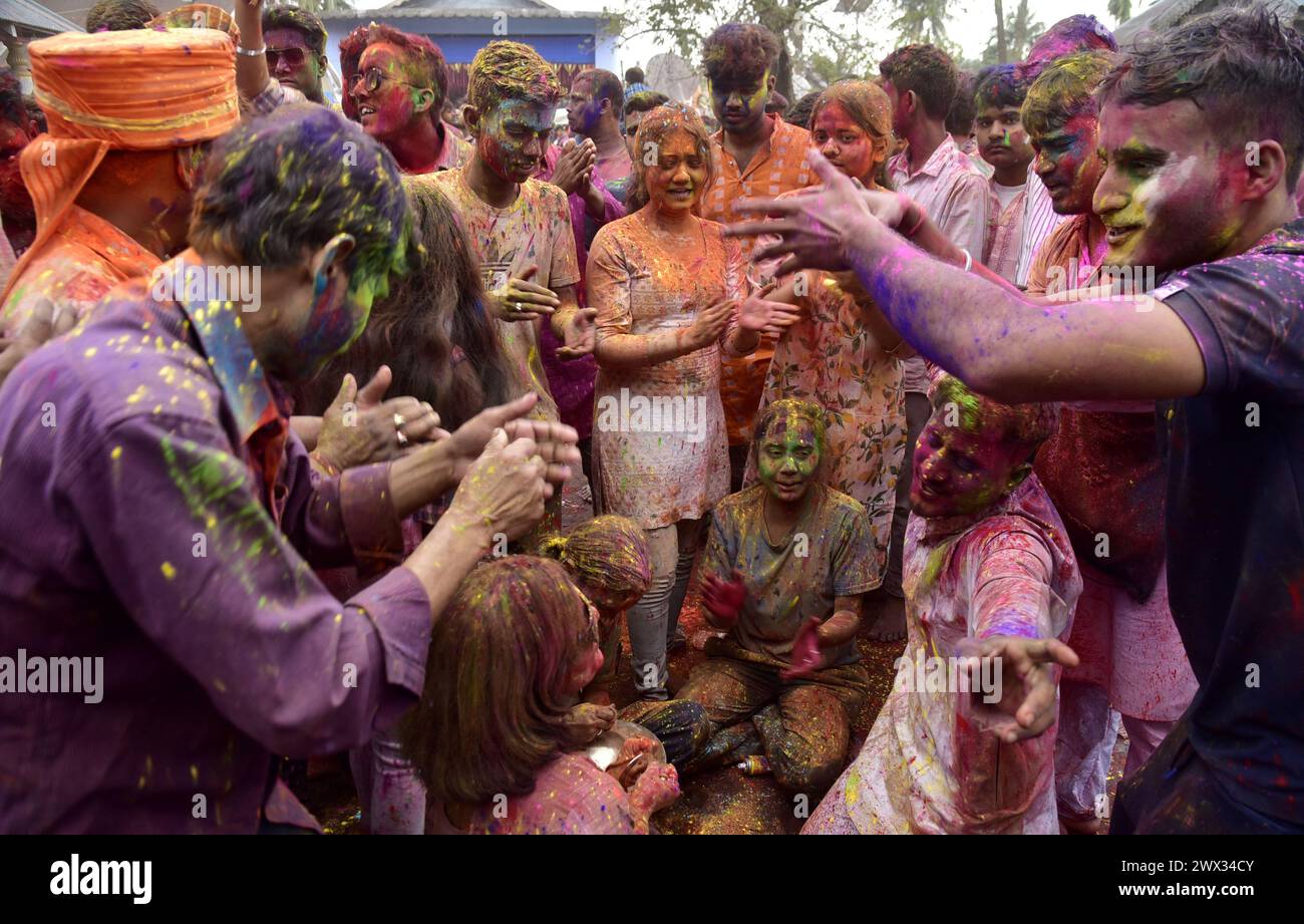 Guwahati, Guwahati, India. 26th Mar, 2024. People plays holi and sing ...