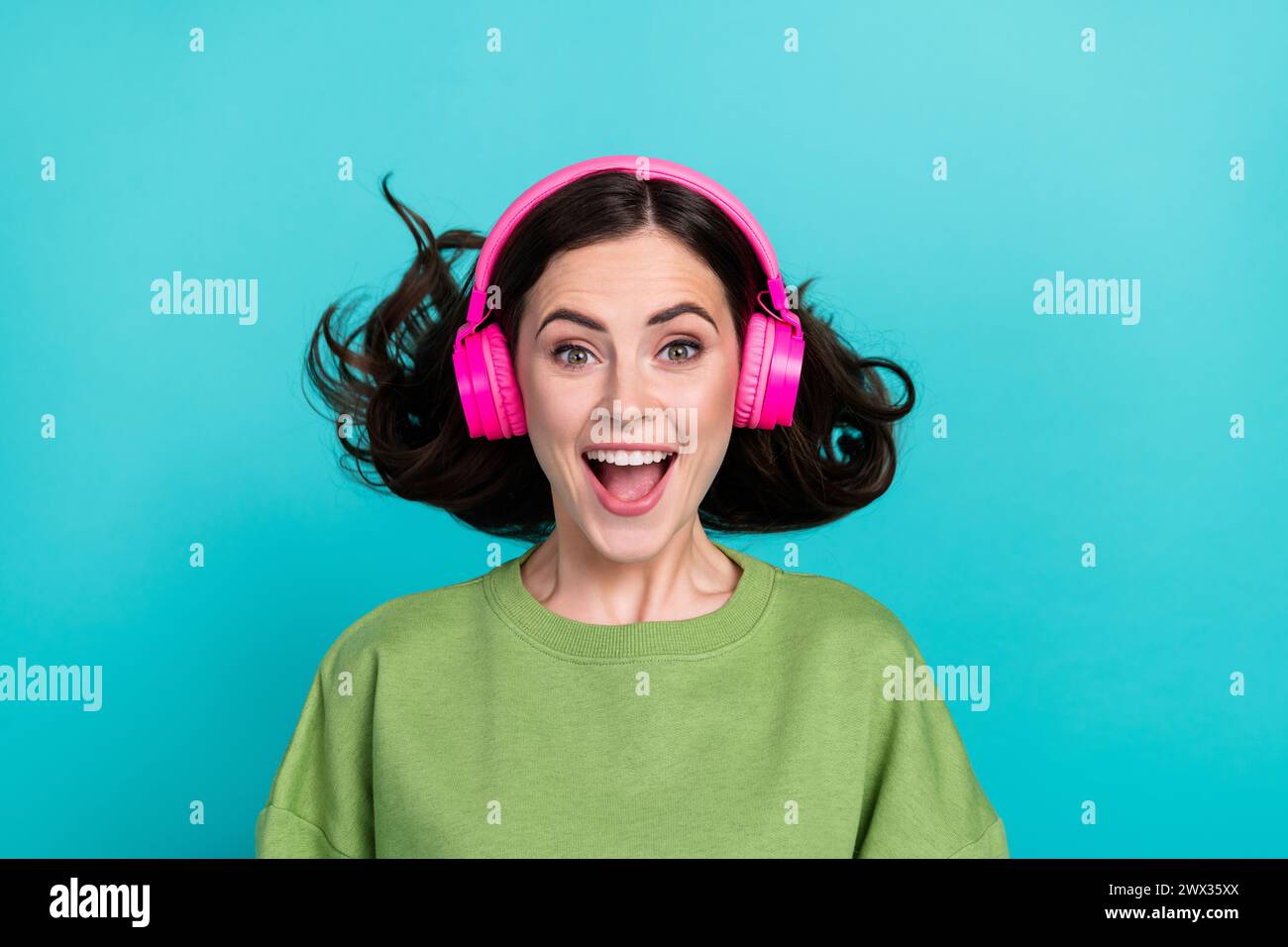 Photo of astonished positive girl open mouth unbelievable look camera ...