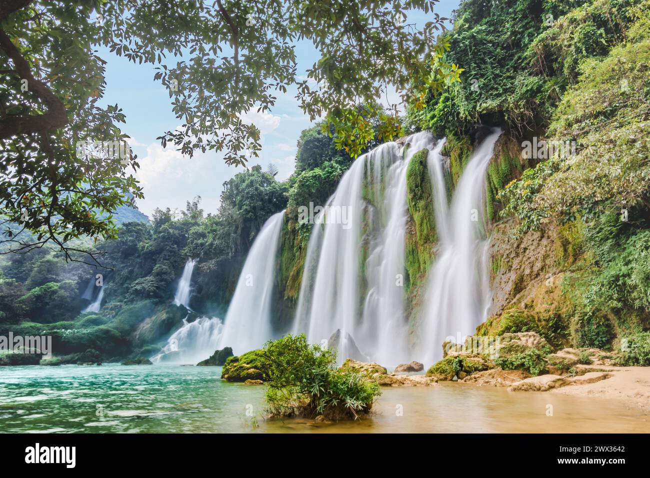 Beautiful pictures of Ban Gioc waterfalls located at border of Vietnam ...
